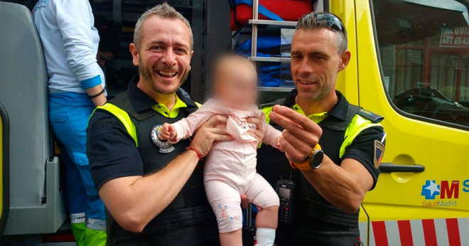 Dos policías locales de Alcalá salvan la vida a una bebé que se había ... Dos policías locales de Alcalá salvan la vida a una bebé que se había ...